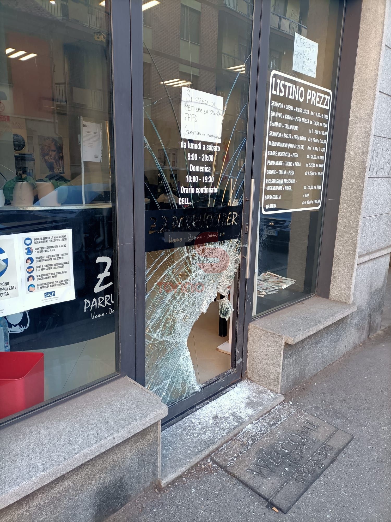 NICHELINO - Spaccata nella notte ai danni di un parrucchiere di via Torino NICHELINO - Spaccata nella notte ai danni di un parrucchiere di via Torino