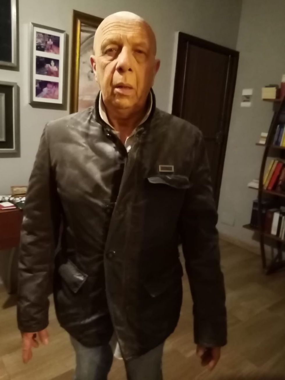 MONCALIERI - Imbrattato con la schiuma dell'estintore mentre passeggia ... MONCALIERI - Imbrattato con la schiuma dell'estintore mentre passeggia ...