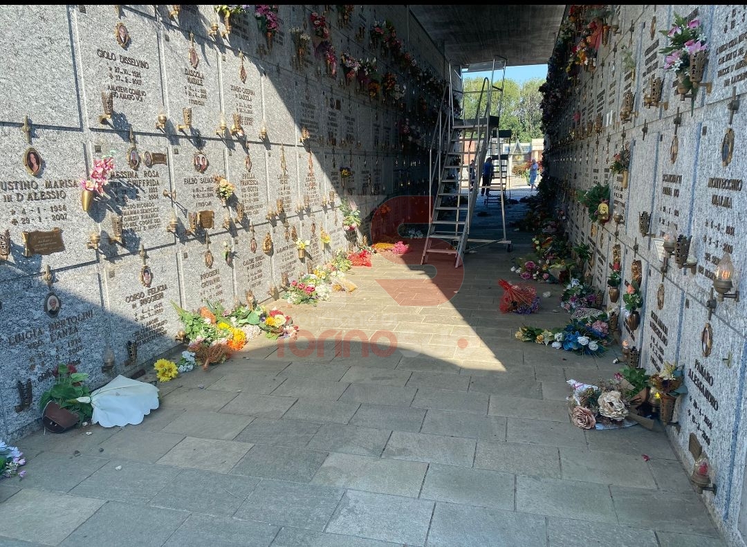 RIVALTA - Devastato nella notte il cimitero: decine di tombe depredate