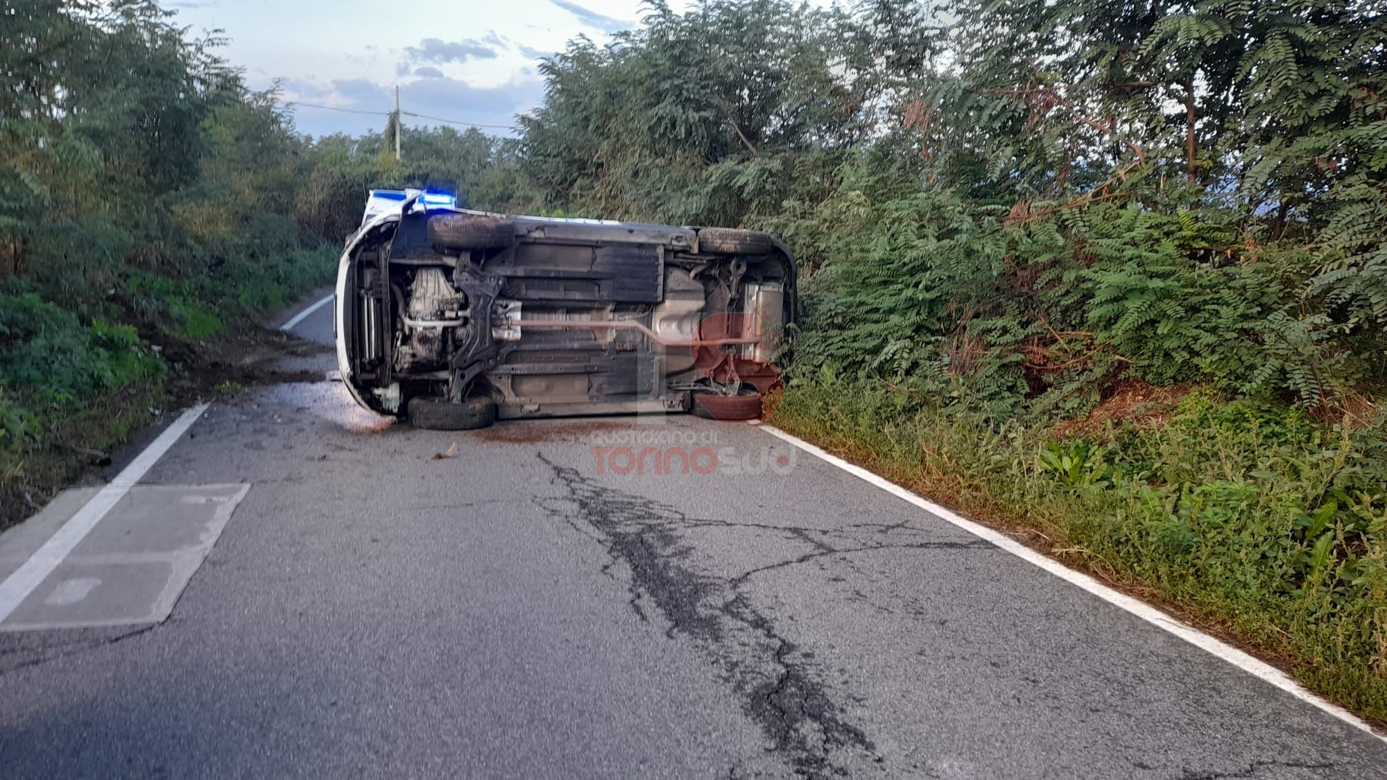 RIVALTA - Si ribalta in strada Dojrone, chiusa la tratta per circa tre ore