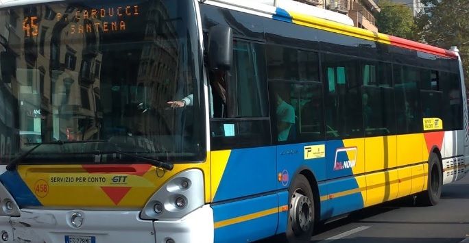 MONCALIERI - Vandali sull'autobus 45, sfasciato un vetro e corsa sospesa