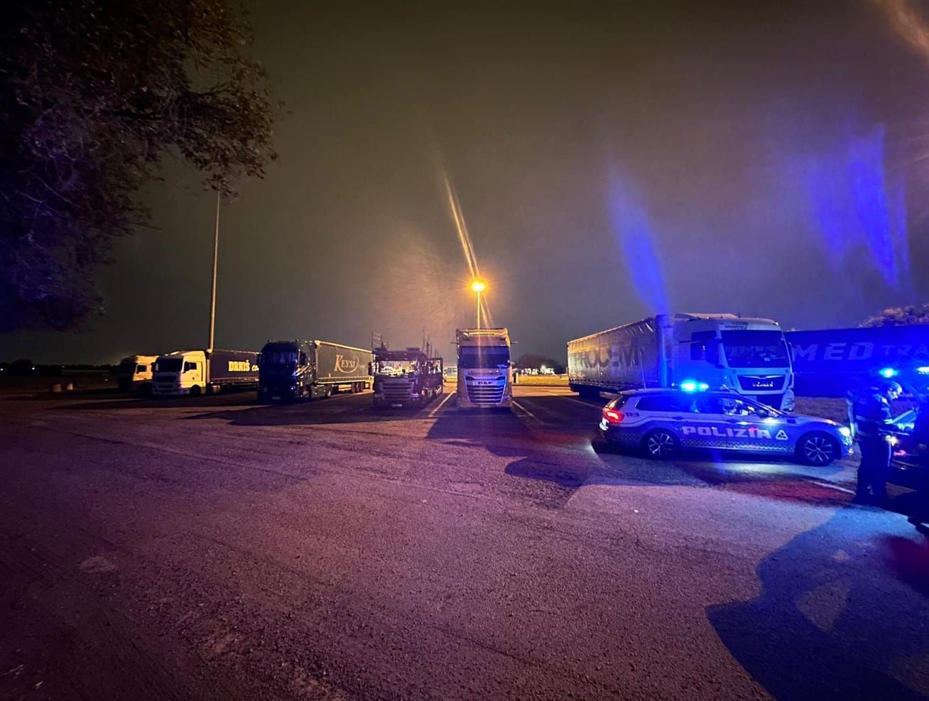 BEINASCO - Arrestati due romeni mentre stavano rubando gasolio dai tir ... BEINASCO - Arrestati due romeni mentre stavano rubando gasolio dai tir ...
