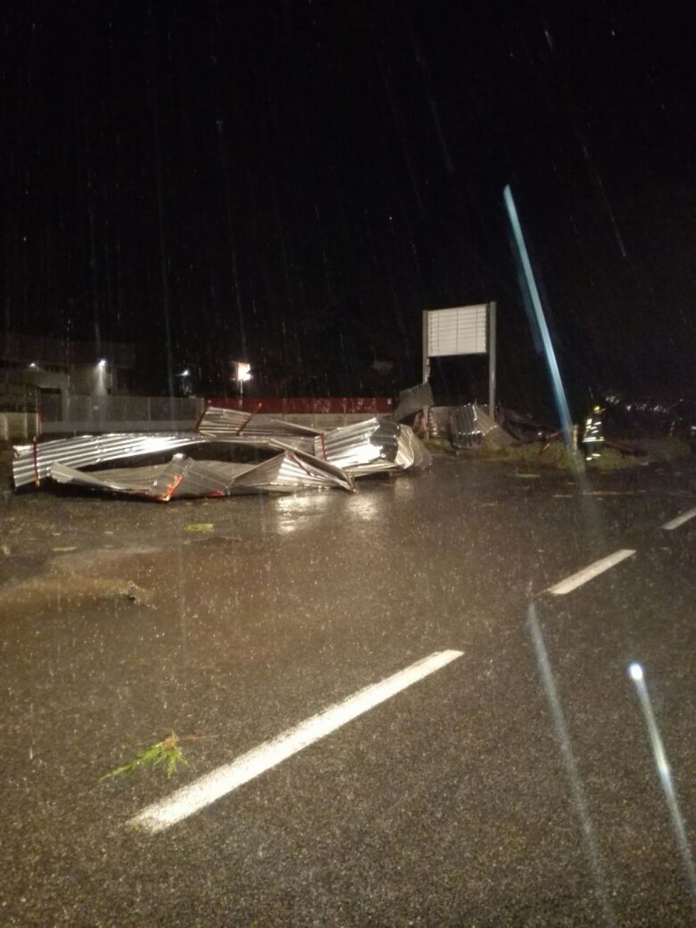 Tromba d'aria sul territorio: capannoni scoperchiati, auto fuori strada e strade allagate ...