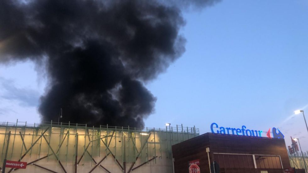 NICHELINO - Brucia il Carrefour: evacuati clienti e personale NICHELINO - Brucia il Carrefour: evacuati clienti e personale