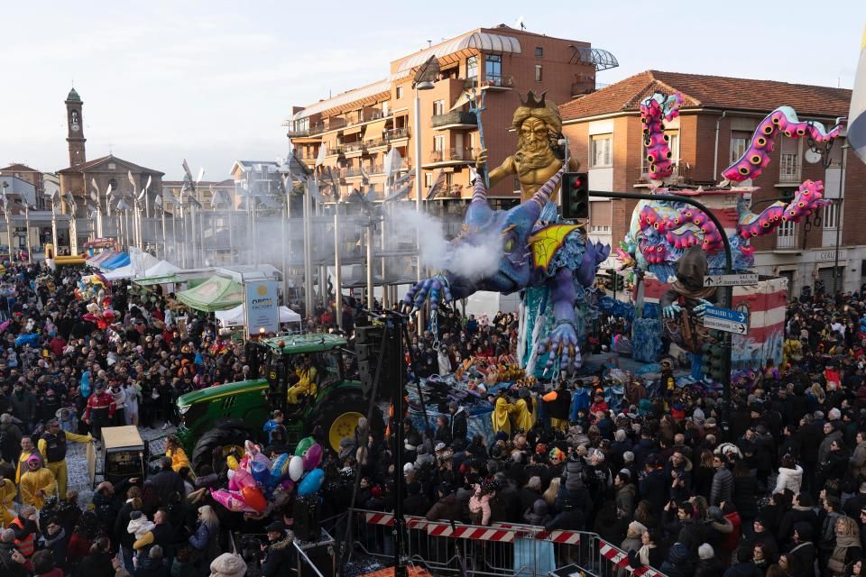 NICHELINO - Un fiume di gente per il ritorno del carnevale in città