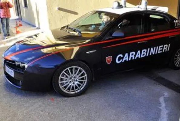 NICHELINO - Minaccia con un machete i passanti e poi aggredisce i carabinieri: arrestato