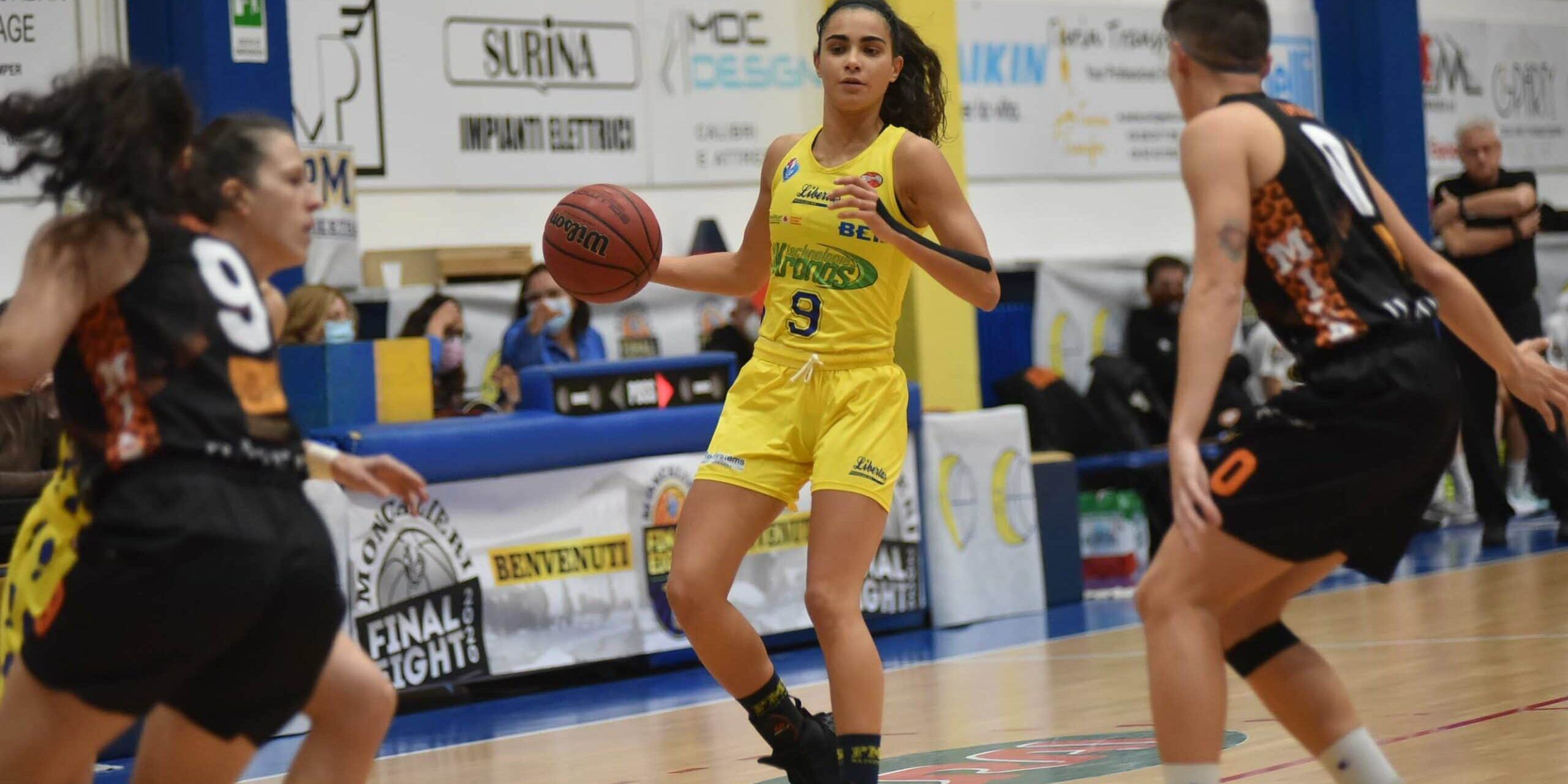 MONCALIERI - Sport, gara uno finale play off basket femminile: la Akronos batte Milano